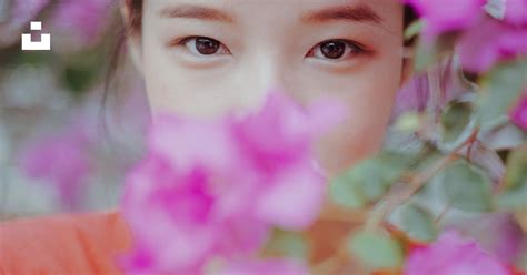 그녀의 머리에 롤빵과 그녀의 머리에 분홍색 꽃을 가진 어린 소녀 사진 Unsplash의 무료 베트남việt Nam 이미지