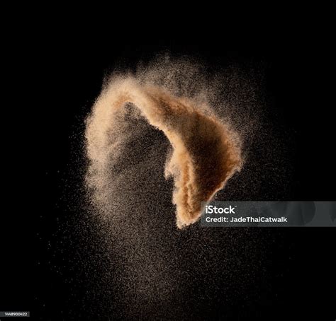 작은 크기의 좋은 모래 비행 폭발 황금 곡물 파도가 폭발합니다 추상 구름 비행 노란색 모래가 공기 중에 실리카를 튀깁니다 검은색 배경 격리된 고속 셔터 프리즈 샷 던지기