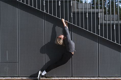 강철 패널로 현대적인 배경에 스트레칭하는 여성 운동복을 입은 여성 운동선수 30 34세에 대한 스톡 사진 및 기타 이미지 30 34세 강철 거리 Istock