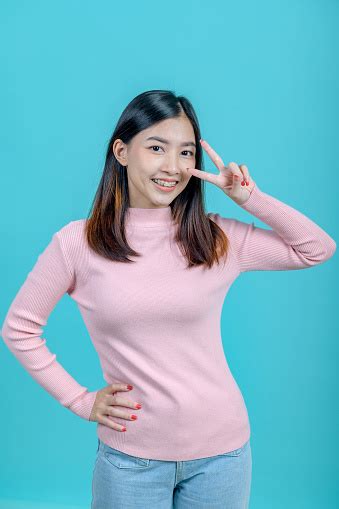 파란 화면 배경에 치열 교정 보유자를 입고 미소 아시아 여성 치과 치료와 건강한 치아 20 24세에 대한 스톡 사진 및 기타 이미지 20 24세 건강관리와 의술