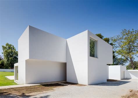 Irregularly Stacked Blocks Define Rooms In House Mr