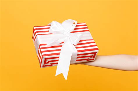 리본 활 오렌지 배경 노란색 동향에 고립 된 여성 보류 손에 빨간 백색 줄무늬 현재 선물 상자를 닫습니다 세인트 발렌타인의 날 생일 국제적인 여자의 일 휴일 개념 T 셔츠에