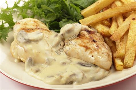 크림 버섯 소스를 얹은 구운 닭 가슴살 근접 촬영 프렌치 프라이드 감자 칩 및 정원 신선한 그린 샐러드 제공 사진 무료 다운로드 Lovepik