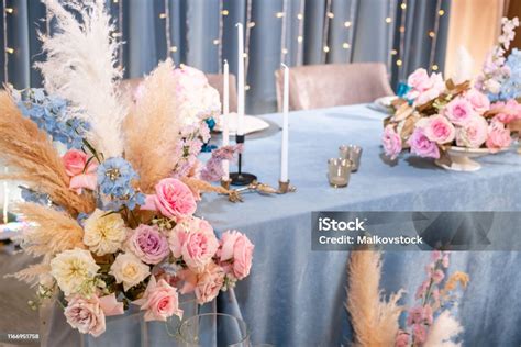 파란색 식탁보 접시와 촛대 촛불 레스토랑에서 고급 저녁 식사 연회 결혼식 축하의 아름답고 절묘한 장식 0명에 대한 스톡 사진 및 기타 이미지 Istock