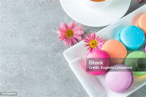 케이크 Macarons 선물 상자 차 커피 카푸치노 꽃의 사진 달콤한 로맨틱 음식 마 카 롱 개념입니다 아침 조식 및 선물입니다 발렌타인의 날 개념입니다 개념에 대한 스톡