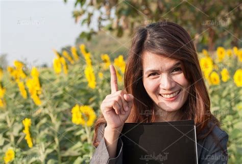 خرید و قیمت عکس با کیفیت عکس زن در حال نشون دادن انگشت اشاره ترب