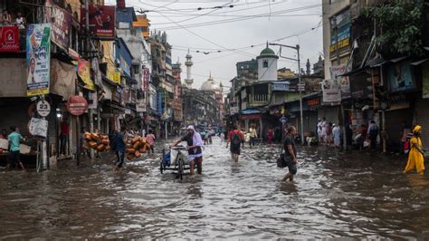 Проливни дъждове в Индия взеха жертви има стотици срутени къщи ВИДЕО Общество Светът