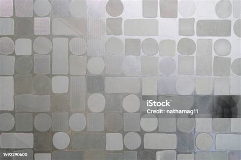 리조트 사무실 또는 가정의 화장실에 설치된 문에 장식용 유리 필름 근접 촬영 반투명 유리 후막으로 가시성을 줄입니다 화장실 벽 스티커 욕실 장식 사무실 필름 개인 정보 보호