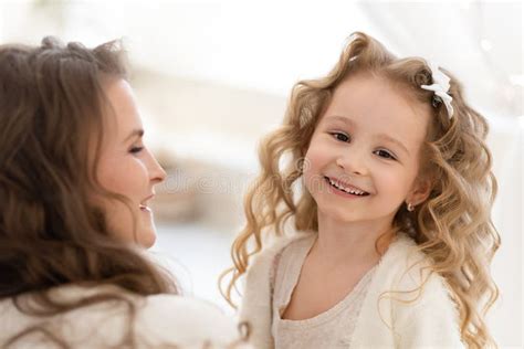 Hija Feliz Jugando Con Su Madre Linda Bebé Sonriendo Y Mirando La