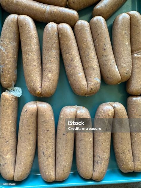 집에서 만든 소시지 끈 익히지 않은 줄 파란색 금속 오븐 쟁반에 돼지고기 소시지의 전체 프레임 이미지 높은 전망 0명에 대한 스톡 사진 및 기타 이미지 Istock