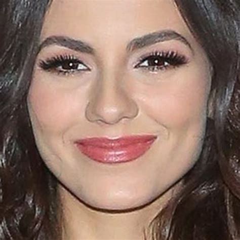 Victoria Justice Makeup Beige Eyeshadow Black Eyeshadow And Mauve