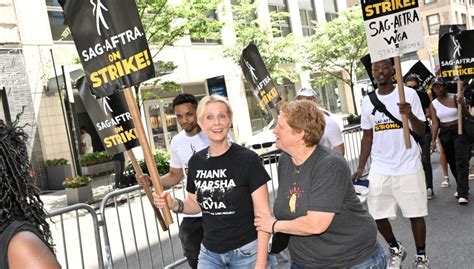 Sex And The City Star Cynthia Nixon Joins Ceasefire Hunger Strike To