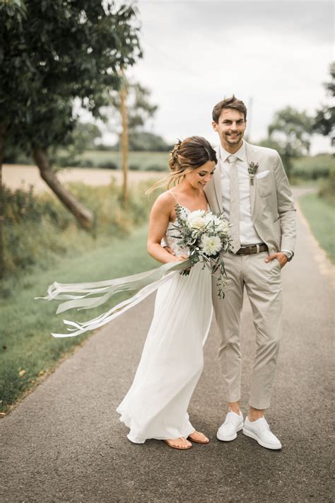 Beiger Bräutigamanzug Mit 78 Hose Und Sneakers Im Boho Stil Groom