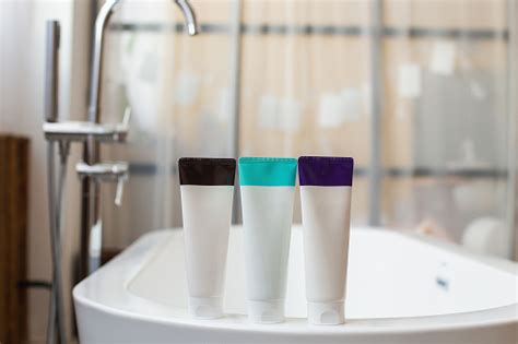 건강한 스파 화장품 페이셜 폼 클렌징 3 튜브 패키지 의료 스킨케어 제품 욕실 배경용 딥 클렌징 폼 샴푸에 대한 스톡 사진 및 기타 이미지 Istock