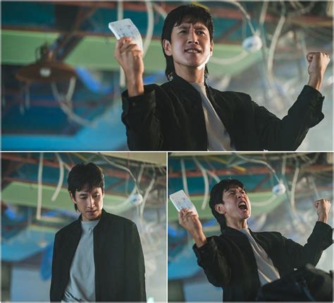 법쩐 이선균 울프컷 파격 헤어 변신…돈뭉치 들고 포효