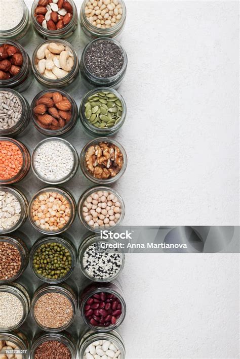 비건 단백질 공급원 건강한 채식 음식 씨앗 견과류 완두콩 콩 쌀 스펠트 흰색 배경 복사 공간에 오트밀의 상단보기 건강한 식생활에 대한 스톡 사진 및 기타 이미지 Istock