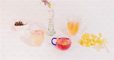 하얀 테이블 위에는 꽃이 가득 담긴 꽃병이 놓여 있다 사진 Unsplash의 차 의식 이미지