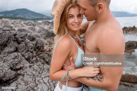 근육 질의 젊은 남자 포옹 아름 다운 웃는 여자 친구의 몬테네그로 바위 해변에 자른된 샷 관광에 대한 스톡 사진 및 기타 이미지