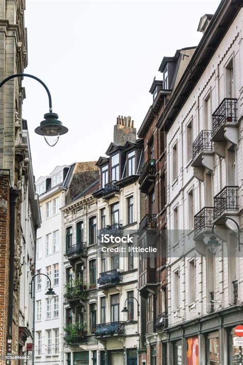 도시 Brussel 벨기에에서 가장 인기 있는 관광지 중 하나 주위 건물의 브뤼셀 벨기에8 월 27 일 2017 스트리트 뷰 Capital Region에 대한 스톡 사진 및