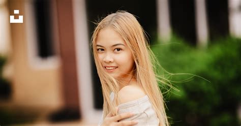 사진을 찍기 위해 포즈를 취하는 아름다운 젊은 여성 사진 Unsplash의 무료 필리핀 이미지