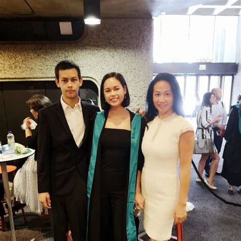 86年港姐冠軍李美珊激罕現身風韻猶存 撼贏吳婉芳成首位碩士港姐惹爭議 星島日報