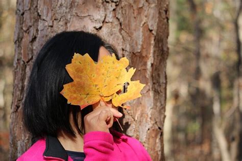 Premium Photo Close Up Of Woman On Tree Trunk