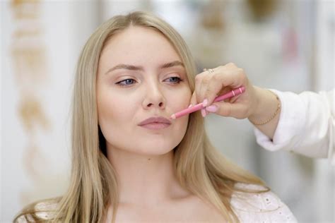 Premium Photo Lips Makeup Stylish Visagist Doing Lip Outline Using Pencil