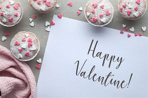 분홍색과 흰색 퐁 당 장식 하트 텍스트와 설탕 뿌리고 머핀 0명에 대한 스톡 사진 및 기타 이미지 0명 기념일 낮 Istock