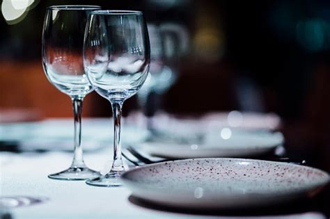 럭셔리 테이블 설정을 함께 멋진 식사와 유리 아름 다운 배경을 흐리게 이벤트 결혼식 0명에 대한 스톡 사진 및 기타 이미지 0명 고급 요리 깨끗한 Istock