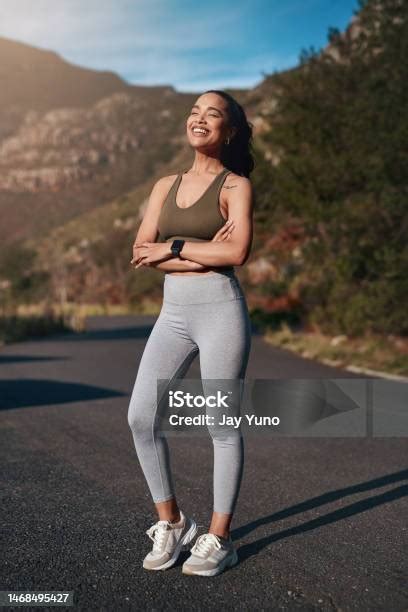 미소 피트니스 및 거리에서 달리기 유산소 운동이 있는 강하고 행복한 야외 활동 건강하고 활동적인 라이프스타일을 가진 주자 달리기 운동 및 훈련 건강 및 건강 도시 스포츠