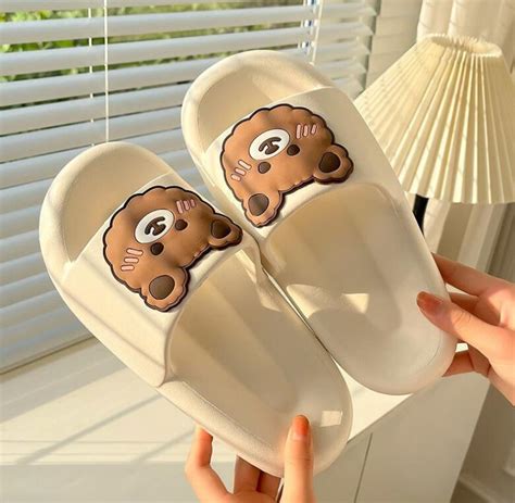 여름 만화 귀여운 Pvc 슬리퍼 욕실 곰 슬리퍼 화장실 실내 미끄럼 슬라이드 Buy 여름 곰 슬리퍼 여성 침실 슬리퍼 여성 실내 슬리퍼새로운 패션 야외 및 실내 고품질