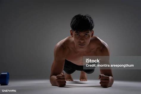 피트니스에서 남자 운동 에 훈련 Equipmet 아령과 판자 운동을 사용 하 여 체육관에서 몸을 따뜻하게 러닝머신에 대한 스톡 사진 및 기타 이미지 Istock