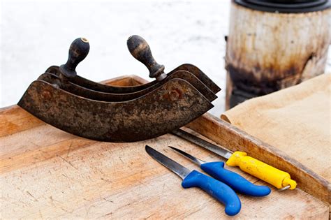 3 개의 칼 날을 가진 큰 빈티지 세 잎을 커팅 보드에 돼지 가공에 대 한 준비 3가지 개체에 대한 스톡 사진 및 기타 이미지 3가지 개체 겨울 고풍스런 Istock