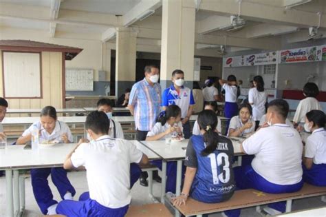 รองหัวหน้าพรรคประชาธิปัตย์ให้กำลังใจนักเรียนโรงเรียนมหาวชิราวุธสงขลา หนังสือพิมพ์ข่าว ๔ เหล่าทัพ