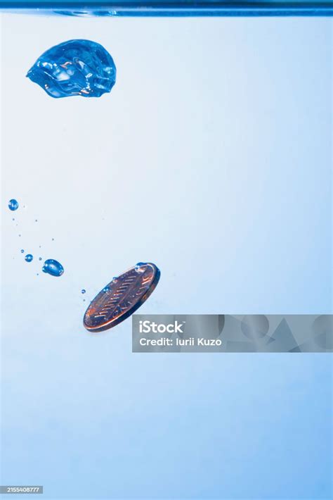 사업에서 이익의 상징으로 물에 빠지는 동전과 전략적 계획을 성공적으로 구현합니다 돈 성공 부의 개념 Spce를 복사합니다 세로 이미지입니다 0명에 대한 스톡 사진 및 기타