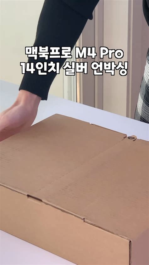 데스크매트의 효과🔥 책상 오염을 방지하는 기능적인 요소도 있지만 사각형 모양의 매트를 설치하니 되도록 키보드 마우스 외에 다른 물건이 있으면 수시로 치우고 정리하게 되네요