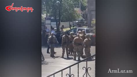 Ինչպես են իրավապահները ջարդում Արցախի ներկայացուցչության դարպասները և տանում ԱՀ նախագահի