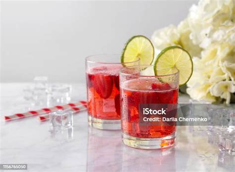 Koktail Stroberi Segar Dengan Mint Dan Jeruk Nipis Foto Stok Unduh