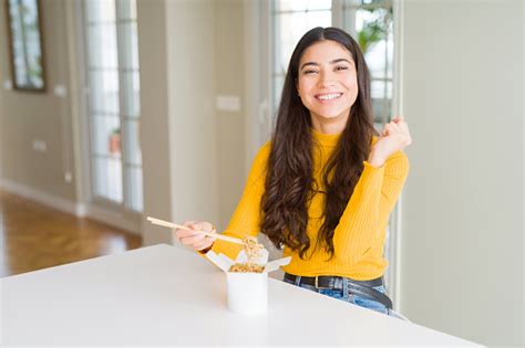 젊은 여자를 먹는 국수에서 배달 상자 비명을 자랑 하 고 승리와 성공을 축 하 하는 것은 매우 흥분 응원 감정 음식에 대한 스톡 사진 및 기타 이미지 Istock