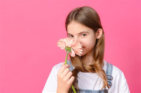 분홍색 배경에 꽃과 흰색 셔츠에 긴 머리를 가진 1 흰색 십대 소녀 10 11세에 대한 스톡 사진 및 기타 이미지 10 11세 감정 공휴일 Istock