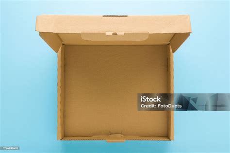 하늘색 테이블 배경에 빈 갈색 판지 상자를 열었습니다 파스텔 색상 근접 촬영 배달을 위해 포장하는 다른 물건 상품 음식 또는 제품을 위한 빈 장소 하향식 보기 0명에 대한