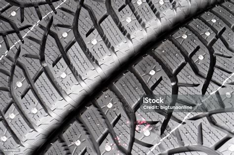 겨울 스터드 타이어 겨울 자동차 타이어 배경 타이어 스택 배경 타이어 프로텍터가 닫힙습니다 사각형 강력한 스파이크 블랙 스터드