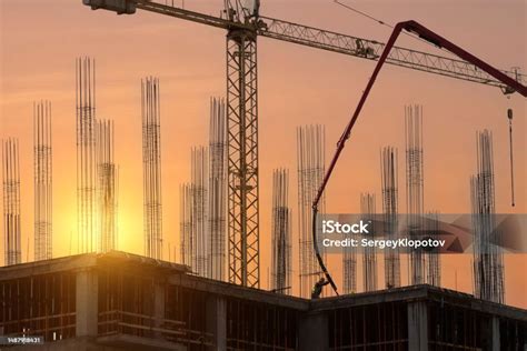 건설 노동자들은 새로운 주거용 건물의 바닥에 콘크리트를 붓습니다 0명에 대한 스톡 사진 및 기타 이미지 0명 강철 개발 Istock