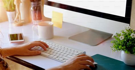 사무실에서 데스크톱 컴퓨터로 작업하는 알아볼 수 없는 여성의 자른 사진 사진 Unsplash의 빈 화면 이미지