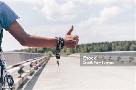 손 여행자 히치하이크 젊은 남자는 고속도로에서 트럭을 통과 중지합니다 히치하이크 컨셉 히치하이킹에 대한 스톡 사진 및 기타