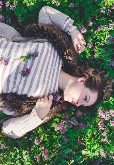 꽃 남자 누워 있는 들판 수직 쐈어 여름 위에서 내려다 본 자연 잔디 젊은에 관한 무료 스톡 사진