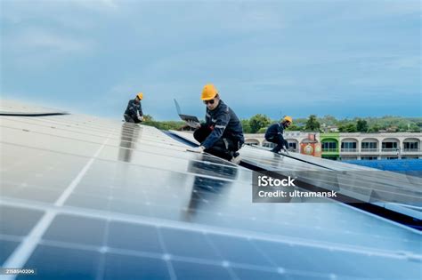 엔지니어 남자는 지붕에 태양 전지판 시스템을 건설하기 위해 노력하고 있습니다 태양광 패널 시스템 설치 대체 에너지 생태 개념 재생 가능한 청정 에너지 기술 개념 3 명에