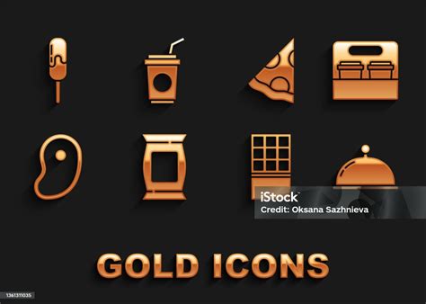 세트 백 또는 패킷 감자 칩 커피 컵 이동 트레이 초콜릿 바 스테이크 고기 슬라이스 피자 아이스크림과 종이 유리 짚 아이콘으로 덮여 벡터 금 금속에 대한 스톡 벡터 아트 및