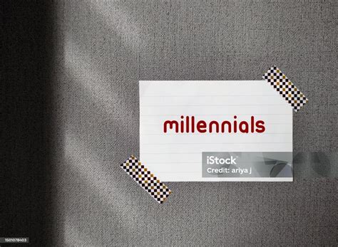 밀레니얼 세대라고 쓰여진 텍스트가 있는 회색 사무실 벽에 메모 붙이기 Y세대 X세대 이후 및 Z세대 이전에 태어난 사람들의 인구통계학적 분류를 의미합니다 0명에 대한 스톡