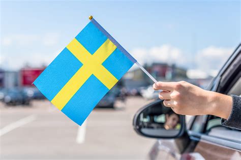 쇼핑몰의 주차장에 열린 차 창에서 스웨덴 국기를 들고 소년 개념 Schengen Agreement에 대한 스톡 사진 및 기타 이미지 Schengen Agreement